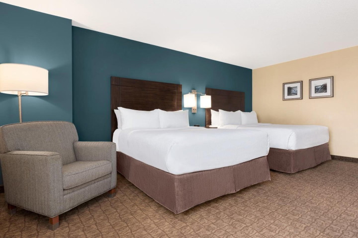 Deluxe 2 Queen | Wyndham Fallsview | Urban Ease - Niagara Falls, NY