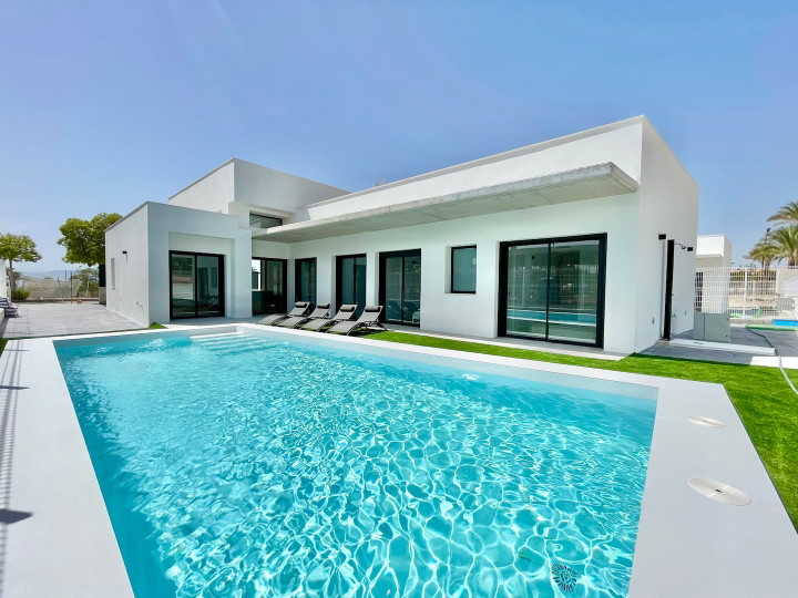 Private Pool / 5 Bedrooms / 4 Baths - Fortuna