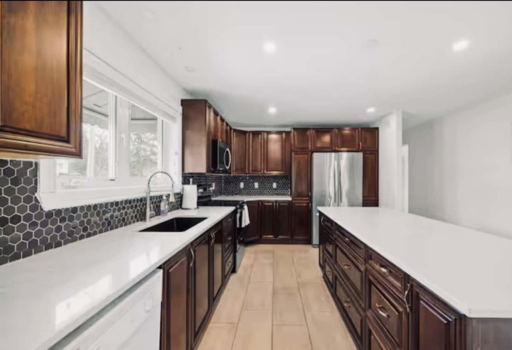 Large 2000sq Ft. Home, Backyard Oasis With Jacuzzi - Ottawa