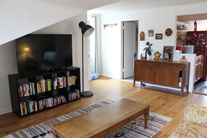 Eddy Street Upstairs Apartment - Chicago, IL