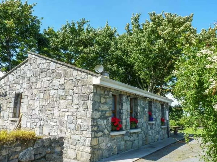 Sycamore Cottage, One Bedroom Cottage By The Sea - Oranmore