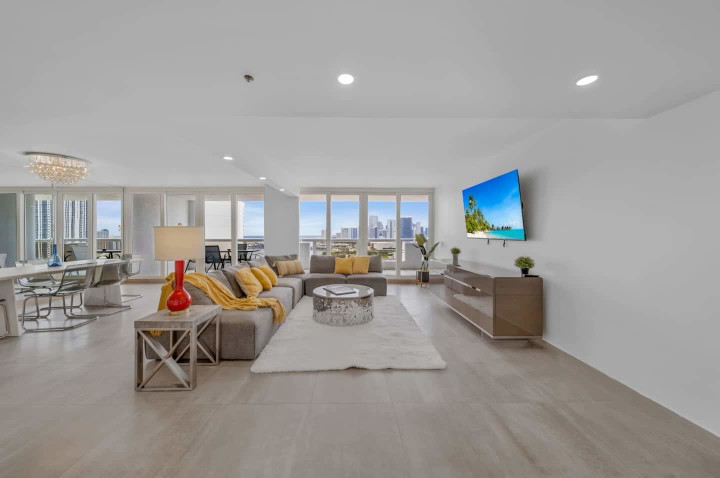 Central Location | Private Balcony | Staycozy - Miami