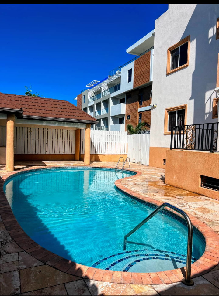 Modern 2br Apt W/ Pool | Prime Kingston Location - ジャマイカ キングストン