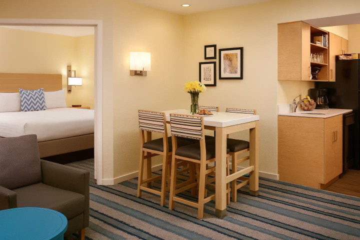 Great Amenities! Onsite Pool, Free Breakfast! - Schaumburg, IL