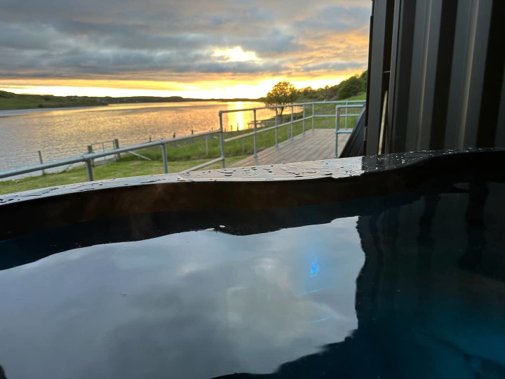 Rest & Retreat By The Loch - Hot Tub Cabin - Scotland