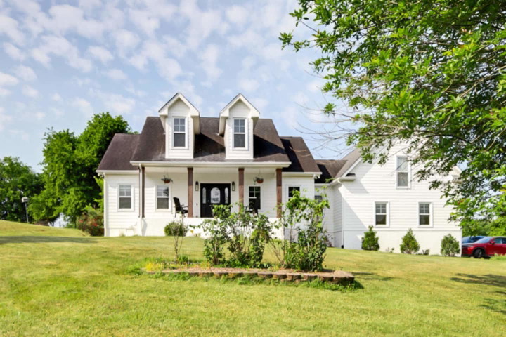 Quiet Farmhouse On 6 Acres - Columbia, TN