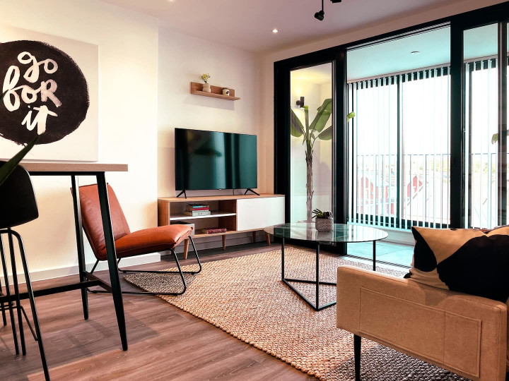 Stylish 1-bed | Balcony, Free Parking & Workspace - Twickenham