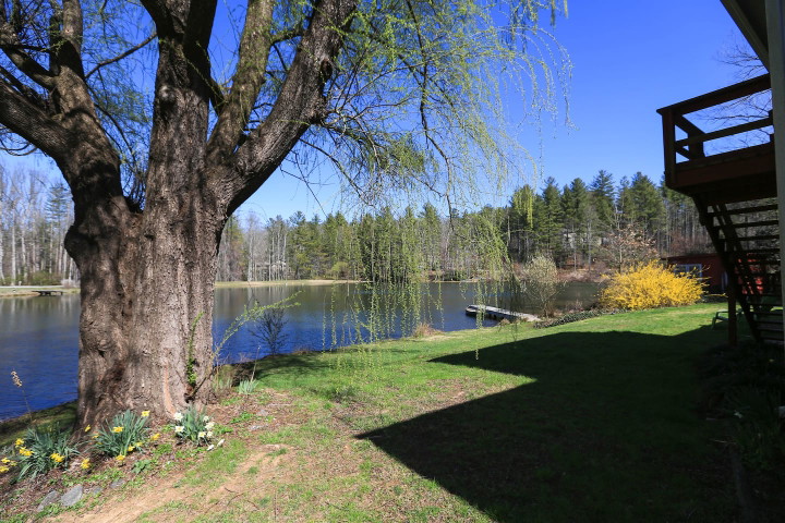 Private Br/shared Bath @ Serene Lakefront Property - Sierra Nevada
