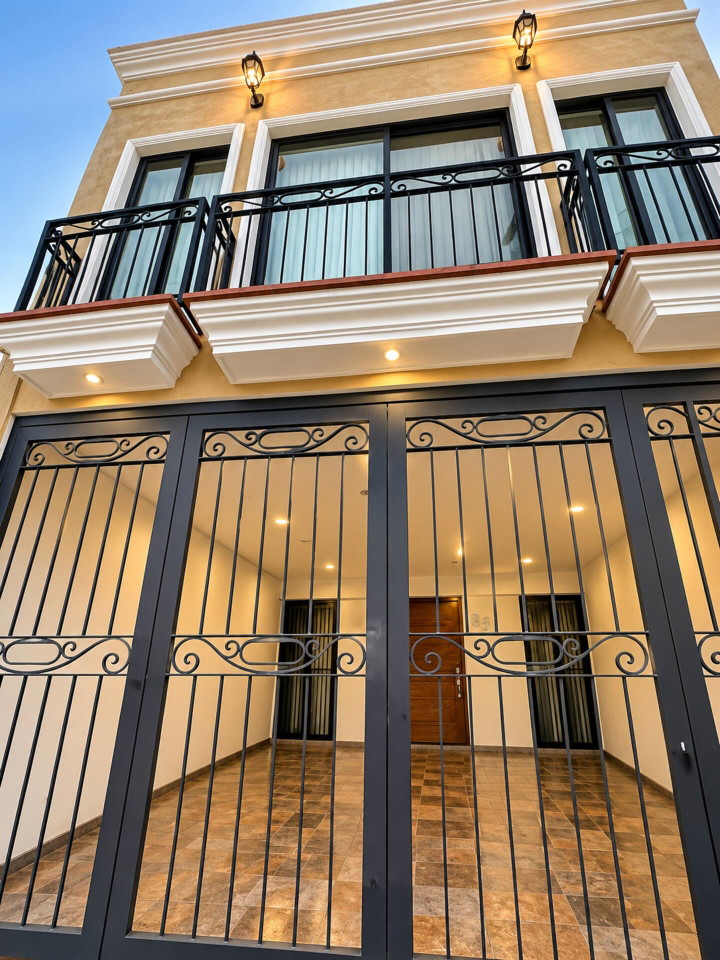Beautiful House. Large And Next To The Cathedral. - Ciudad Guzmán