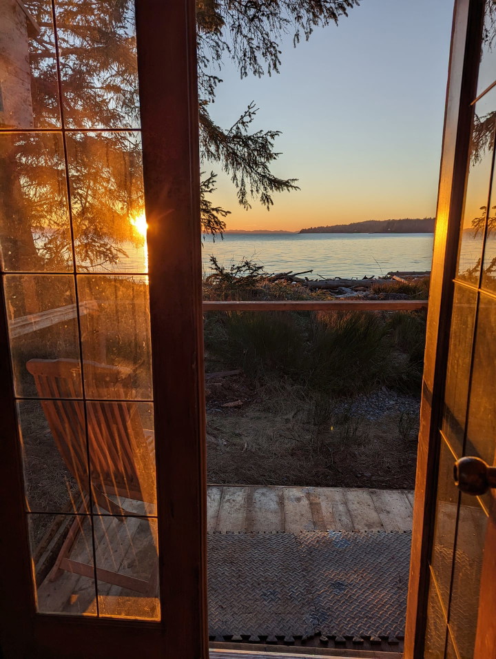 Cozy Beachfront Cabin At The Farm - Sooke