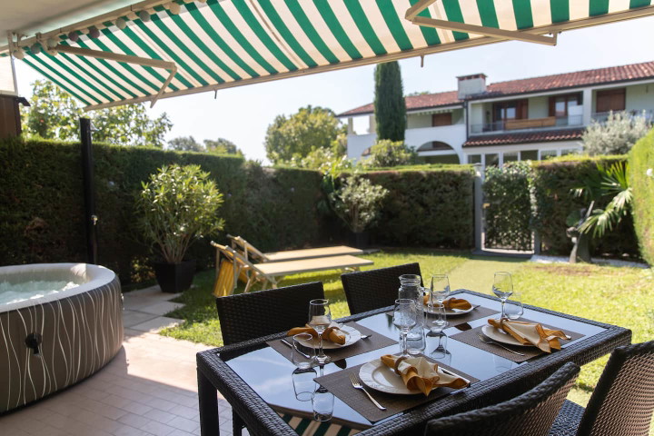 Casa Aurora  Private Garden & Jacuzzi  Gardaland - Peschiera del Garda