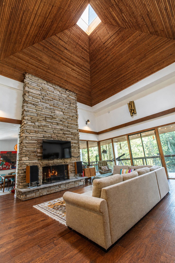 Beautiful Mid Century Home - 10 Acres Near Caledon - Caledon, ON, Canada