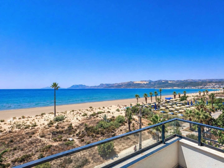 Beachfront 3+1 Apartment With A View And Terrace - Silifke