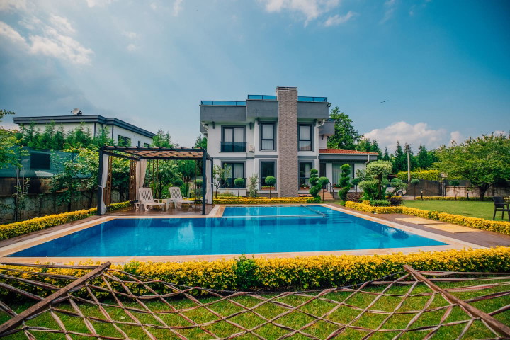 Sapanca'da 6+2 Havuzlu Lüks Villa - Sapanca