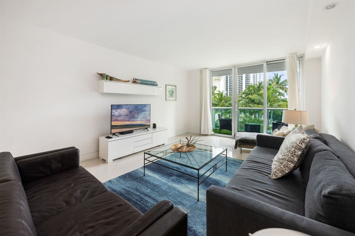 Ocean Reserve Lux/bright Apt Steps From Beach - Sunny Isles Beach, FL