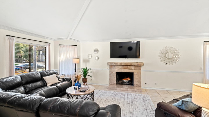 25% Off Monthly | Bright 4br/3ba| Entire House - Pomona, CA