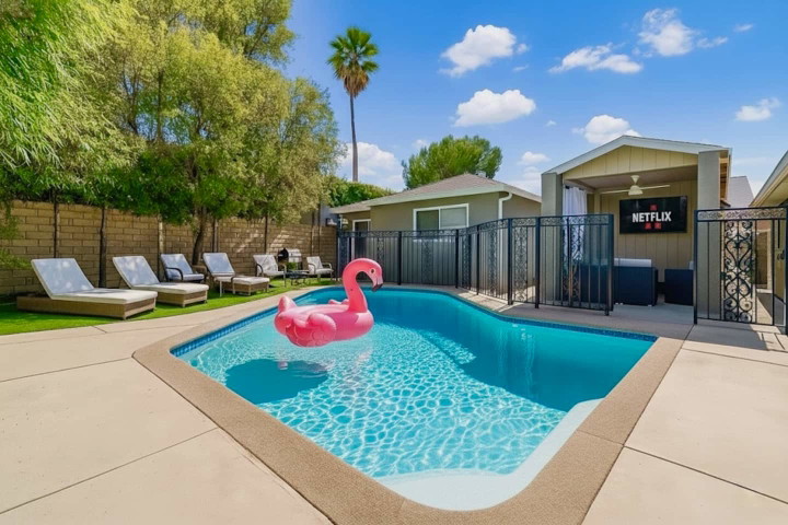 Modern Tarzana Poolside Retreat - Burbank, CA