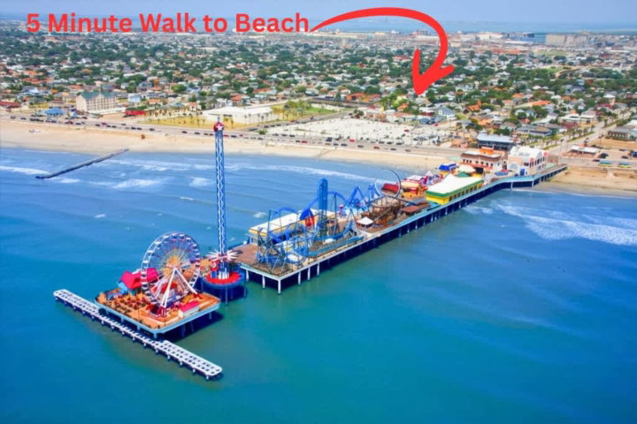 Walk To Beach & Pier Pet-friendly + Coffee/tea Bar - Galveston, TX