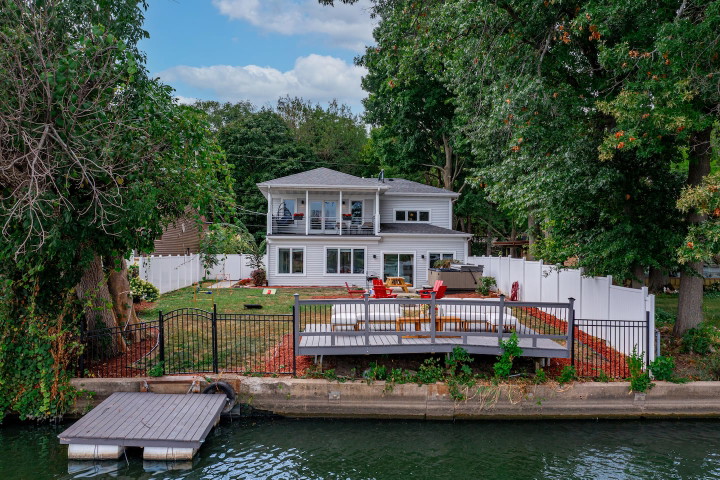 Relaxing Riverside Stay W Hottub | Fire Pit | Deck - Rockford, IL