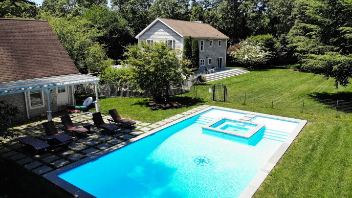 East Hampton Luxury: Heated Pool, Hot Tub And Expansive Yard With 6 Bedrooms - The Hamptons, NY