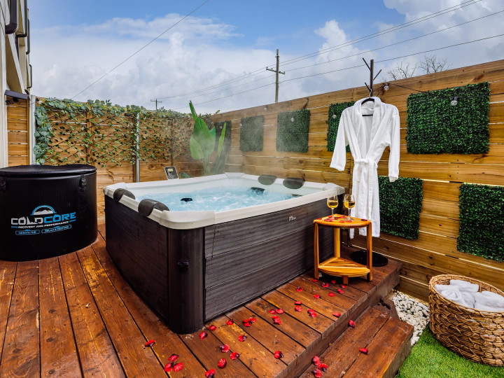 Hot Tub Cold Plungesauna Rooftop Bishop Arts - Dallas, TX