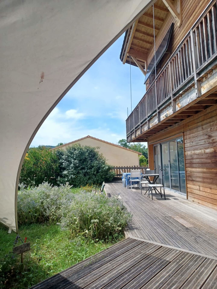 Exceptional Wooden Apartment With Unobstructed South-facing View - Crest