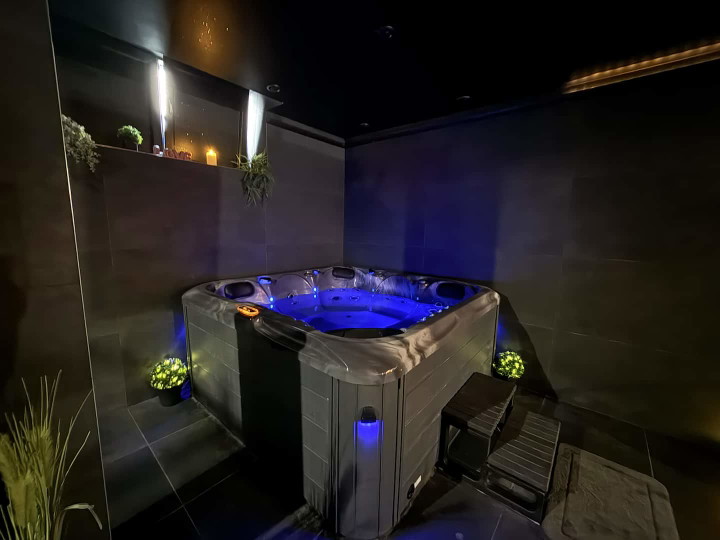 Dark Cosy - Nid Douillet, Jacuzzi Privé - Moeskroen