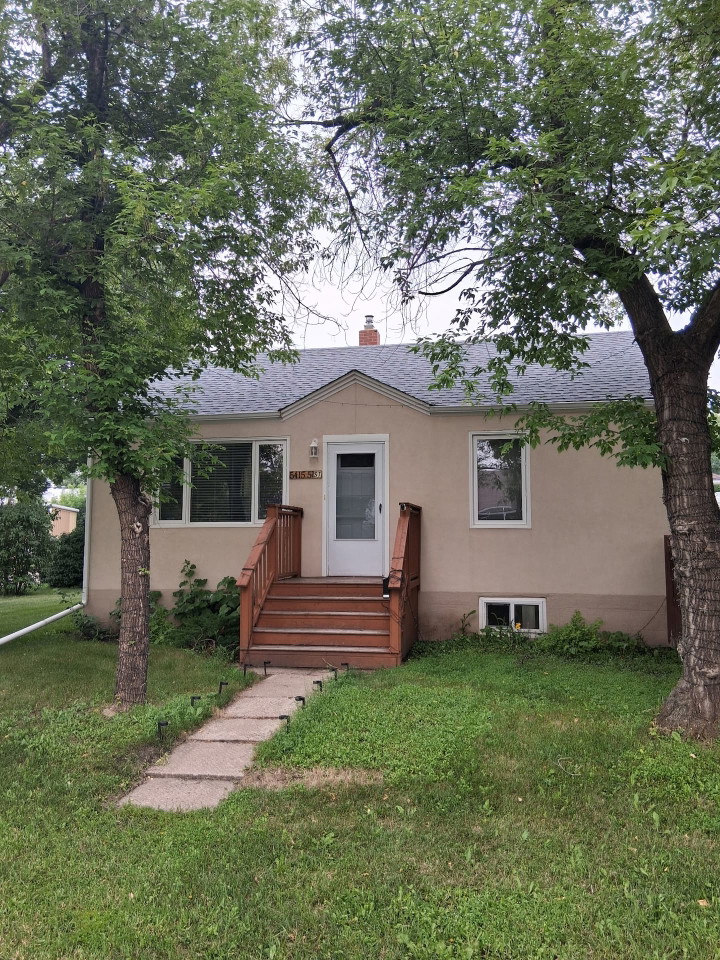 Full House 3 Bedrooms Hottub, Bbq Fenced Backyard - Lloydminster