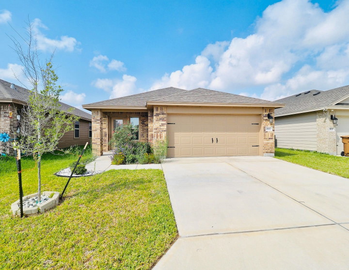 Spacious Coastal Retreat | Sleeps 6 | Wifi + Yard - Corpus Christi, TX