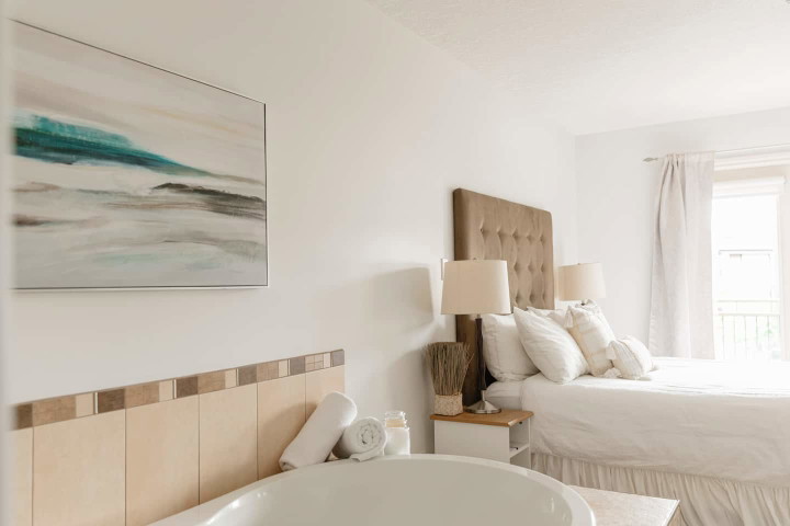 2 Bed W/ Hot Tub, Pool, Gym & Soaker Tub & Kitchen - Parksville