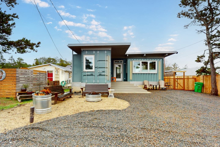 Dog Friendly Brand New Shipping Container Home Ste - Pacific City, OR