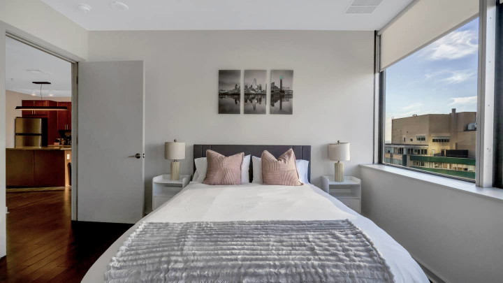 High-rise 30th Flr Modern Apt + Beautiful View - Dallas, TX