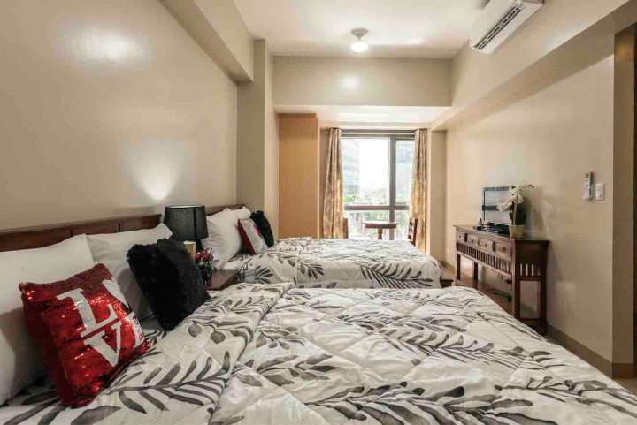 Pool View In One Eastwood Ave. W/ Wi-fi+netflix - Quezon City