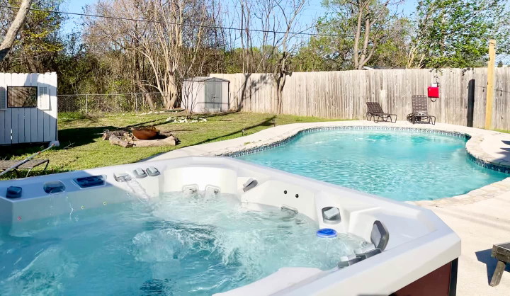 Relaxing Creekside Luxury Retreat W/ Private Pool + Hot Tub - Pflugerville, TX