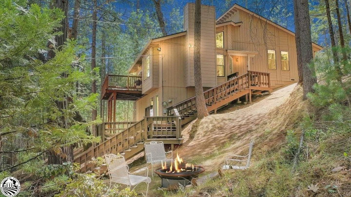 Nestled In The Pine Trees And Close To Yosemite - Groveland, CA