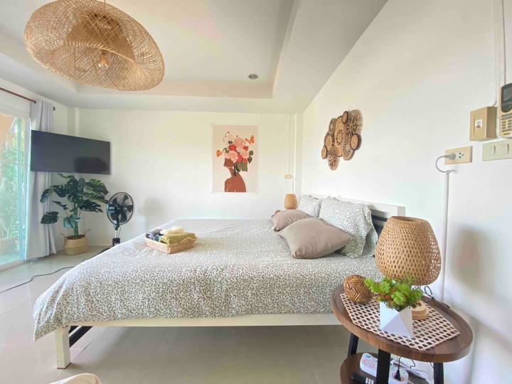 Lovely Beach Front Apt W/ Balcony - Phuket