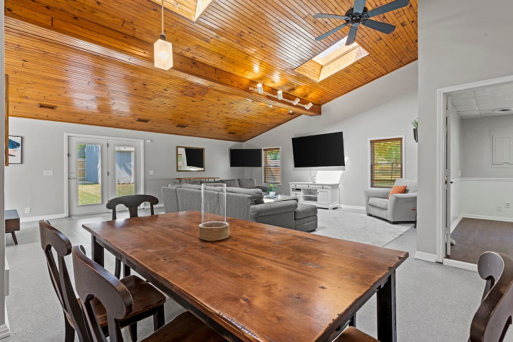 17' Vaulted Living Space! 15 Min From Downtown Kc! - Overland Park, KS