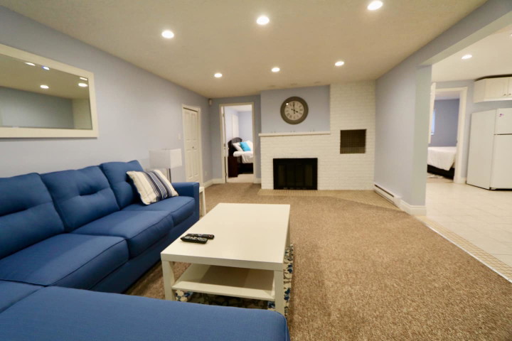 3 Bedroom Suite, 5 Minutes From Downtown Victoria. - Saanich