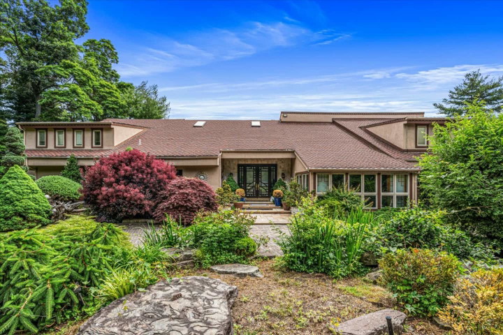 Private Gated Estate On Long Islands Gold Coast - Huntington, NY