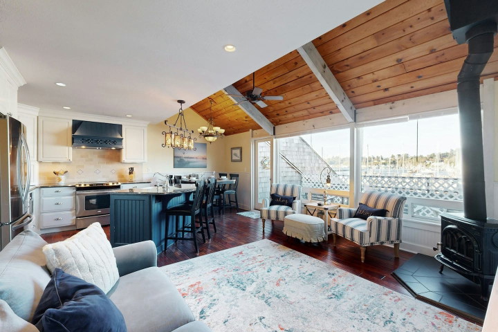 Waterfront Condo With Bay Views & Shared Gym - Dog - Newport, OR