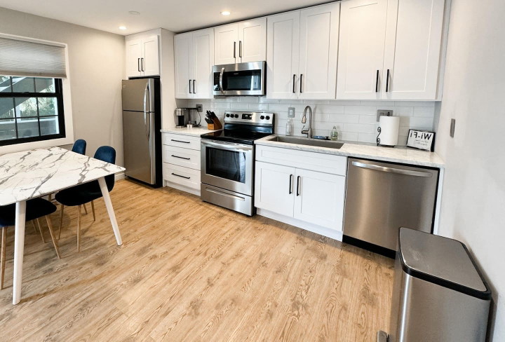 A Modern 1 Bedroom Apartment Downstairs - Hampton, VA