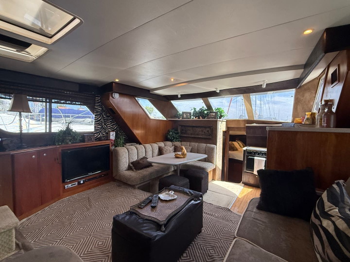 Boatbnb · Motor Yacht W/resort Amenities. Stay On - San Diego, CA