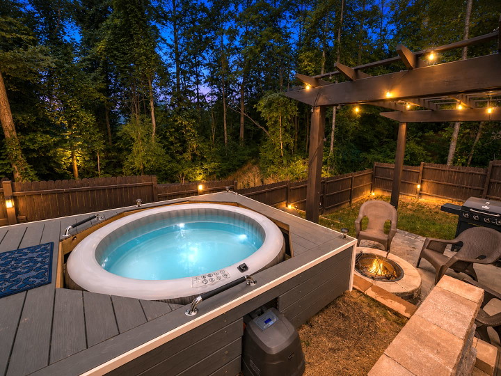 Hot Tub In Uptown W/ King Bed Karaoke & Games - Blue Ridge Mountains