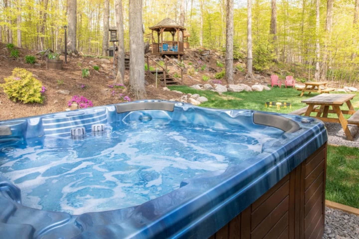 Hot Tub, Movie Room, Spacious For 10! 6br Cottage - Kawartha Lakes