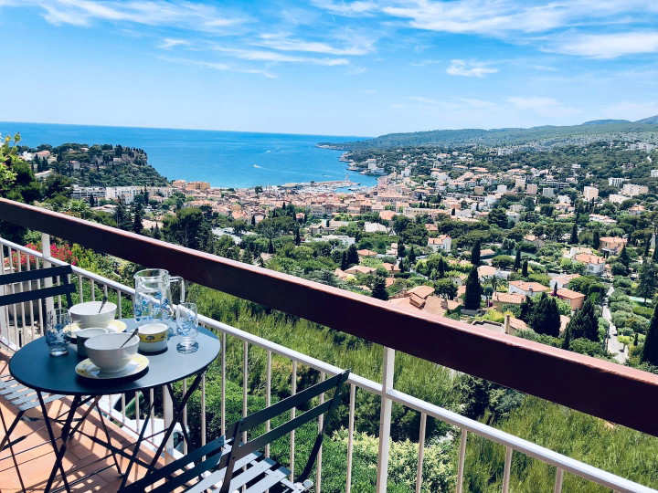 Cassis, Vue Sur La Mer, Le Village Et Les Vignes - Cassis