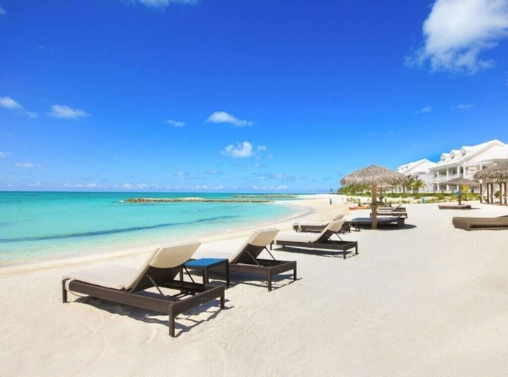 Breathtaking Pool Front Condo 8-min Walk To Beach! - Nassau