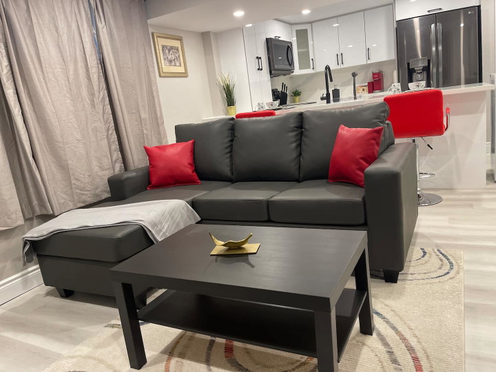 Lovely Two Bedroom With Private Side Entrance - Brampton