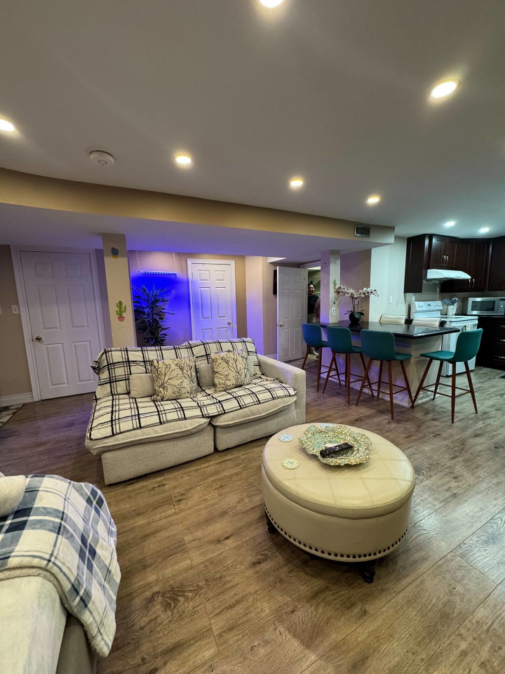 Cozy Private Basement Studio W/ Kitchen, & Parking - Brampton