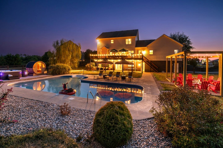 *New* Hot Tub-sauna-large Pool-game Room-speakeasy - Kentucky