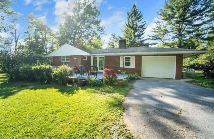 Cozy Cottage With Pond Near Casino - Bethlehem, PA